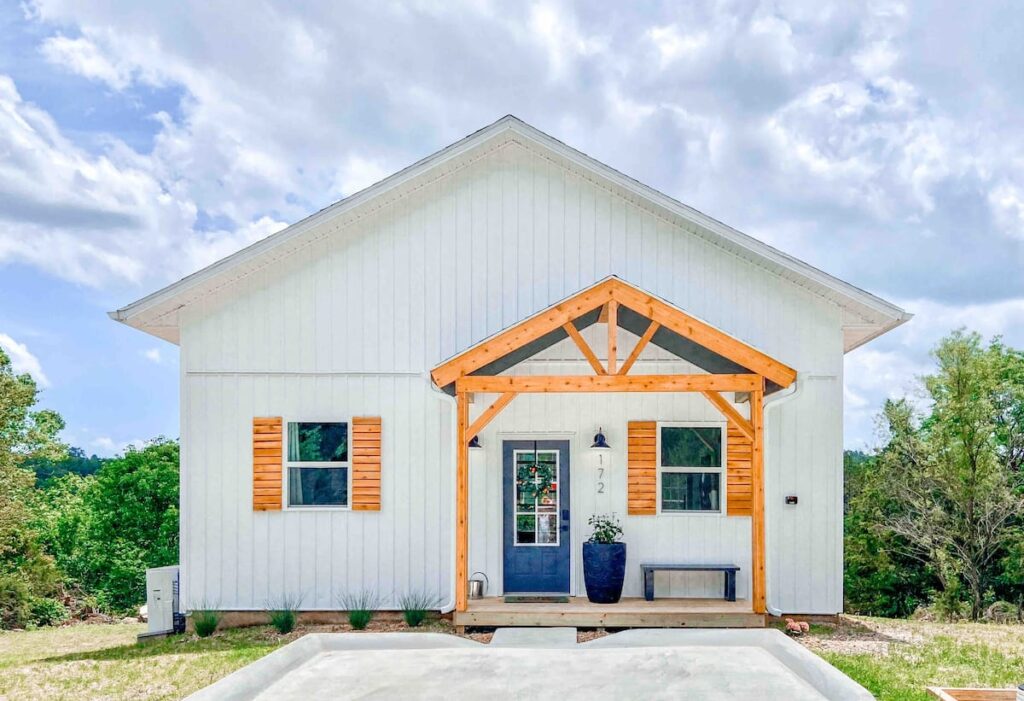 Enjoy A Visit At This Charming Farmhouse Style Vacation Home In Branson ...
