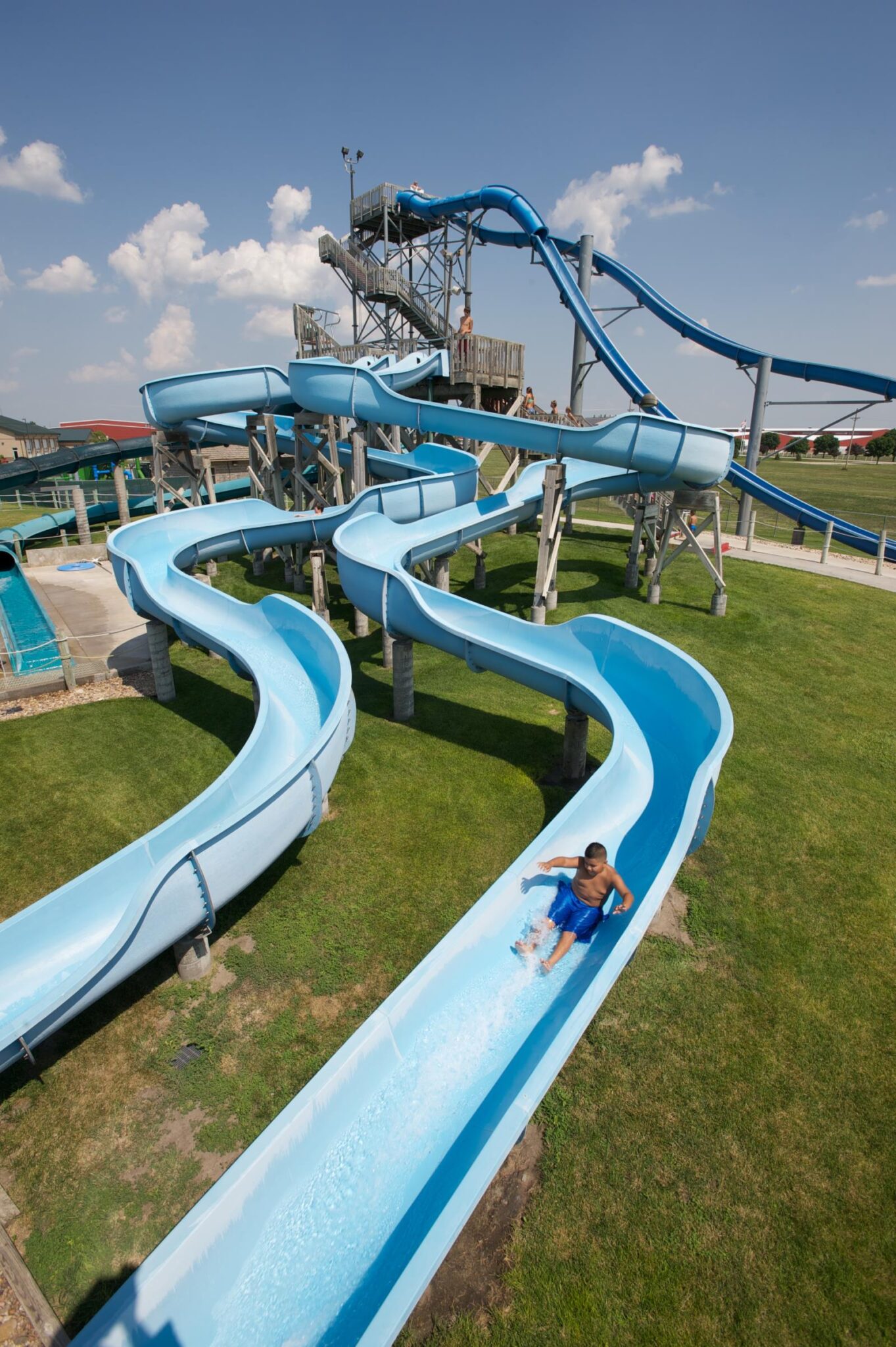 This Epic Waterpark Has 6 Waterslides, A Wave Pool, And An Amazing Lazy ...
